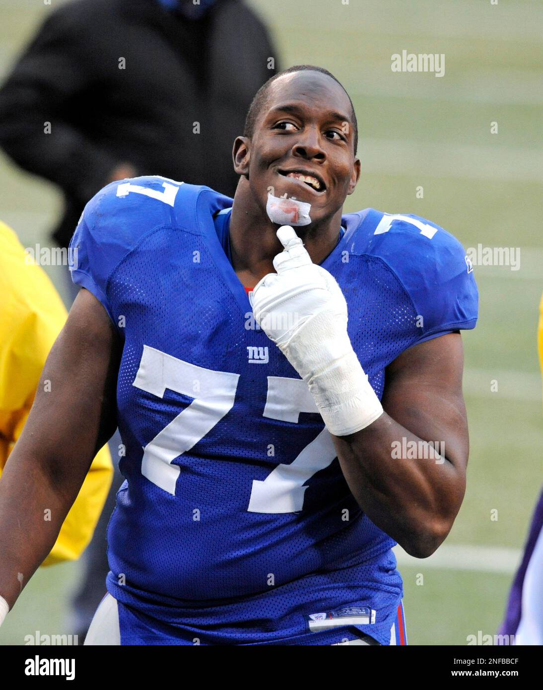 New York Giants guard Kevin Boothe leaves the field after beating the ...