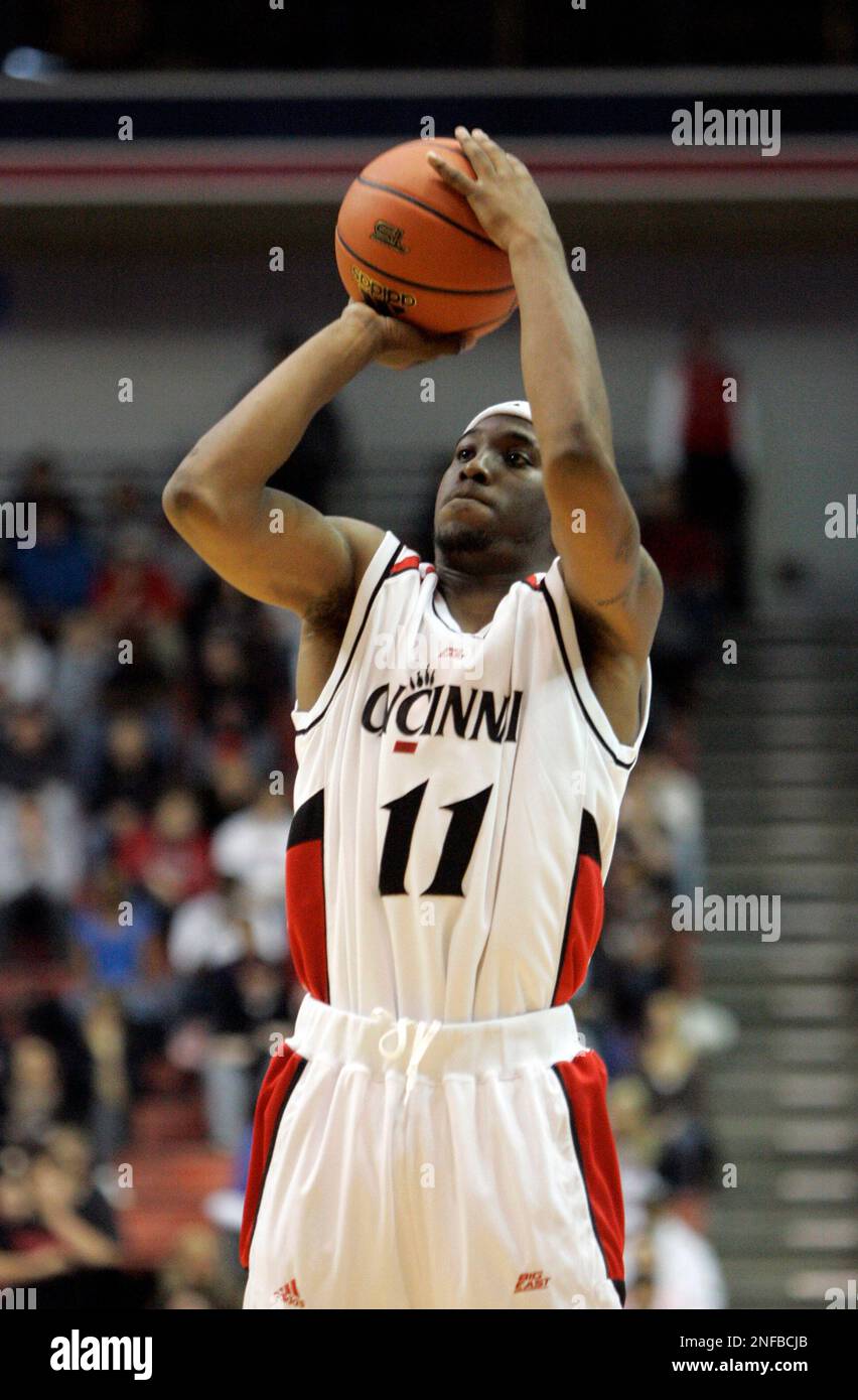 Cincinnati guard Larry Davis (11) shoots against Coastal Carolina in an ...
