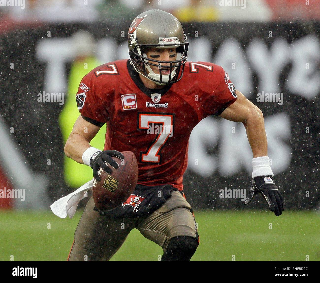 Tampa Bay Buccaneers quarterback Jeff Garcia scrambles against New ...