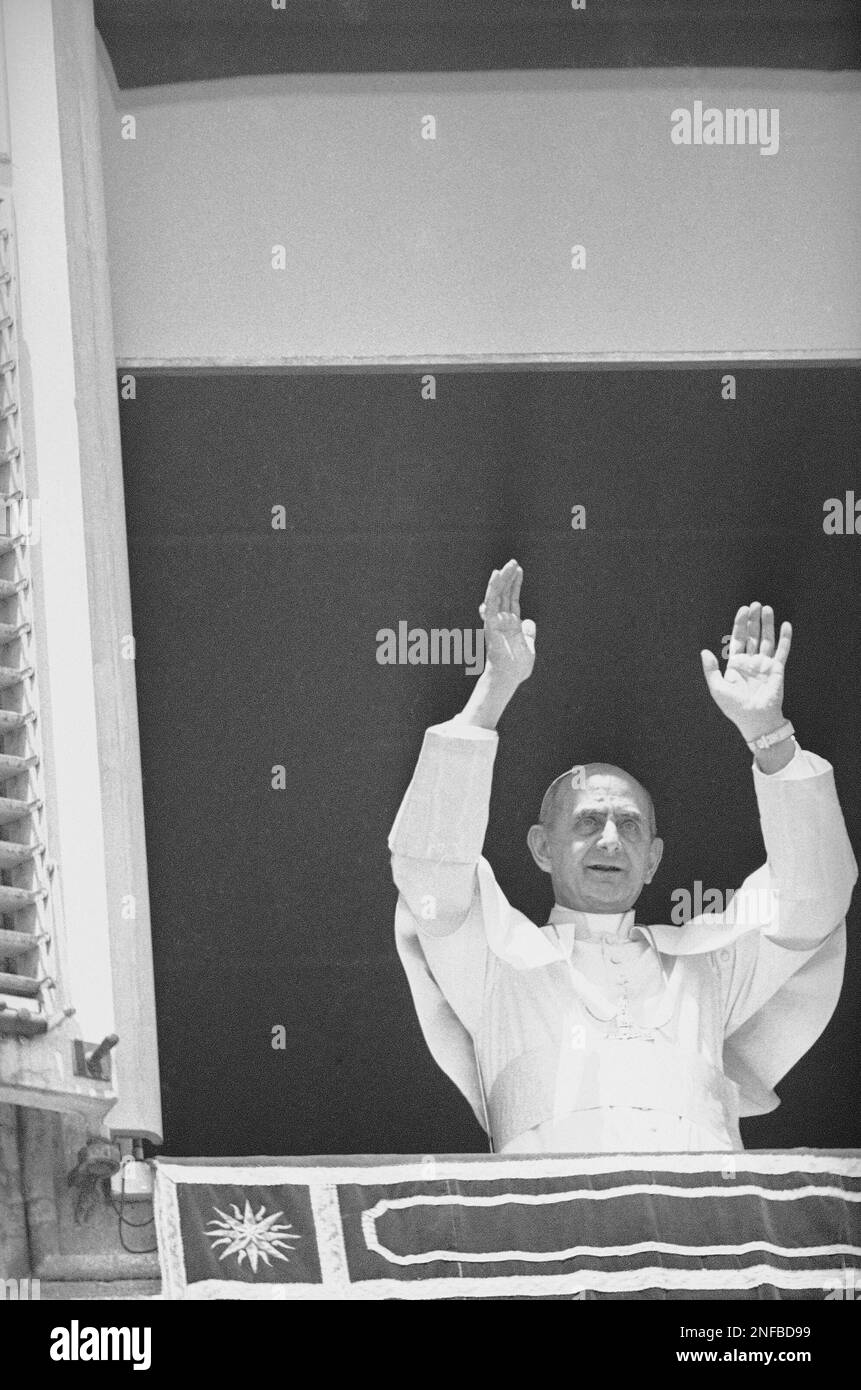 Pope Paul VI raises both arms to salute thousands of tourists who ...