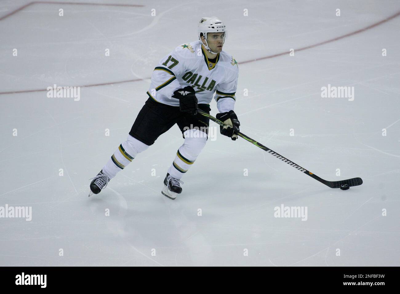 Dallas Stars forward Toby Petersen works the pucks in an NHL hockey ...
