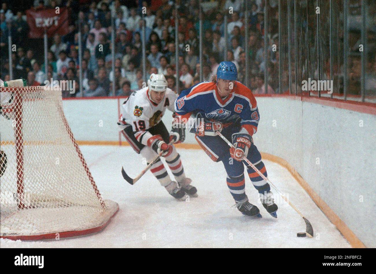 Edmonton Oilers' Wayne Gretzky (99) carries the puck behind the net ...