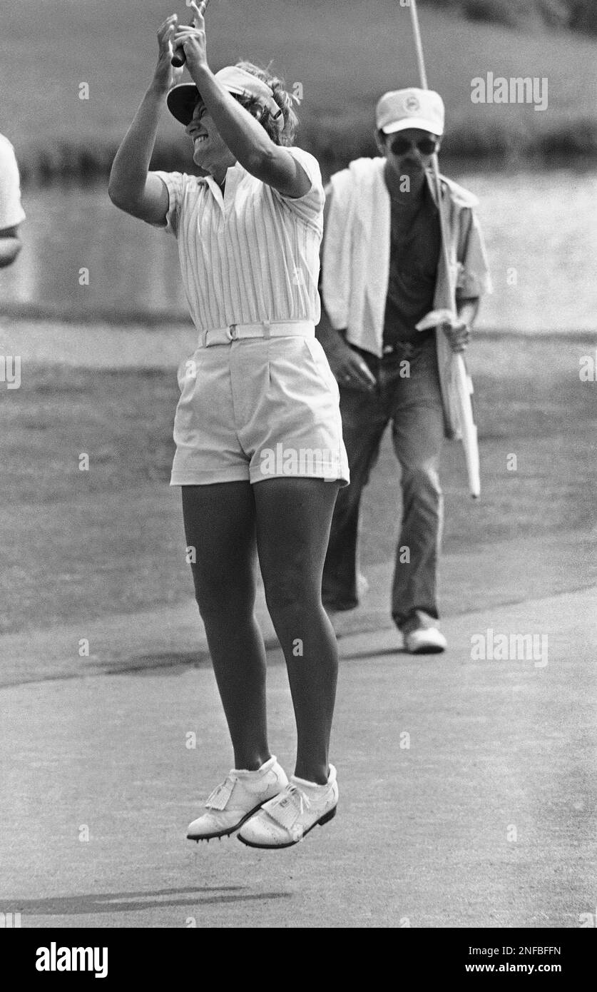 Golfer Patty Sheehan, left, reacts after she sank her final putt in the ...