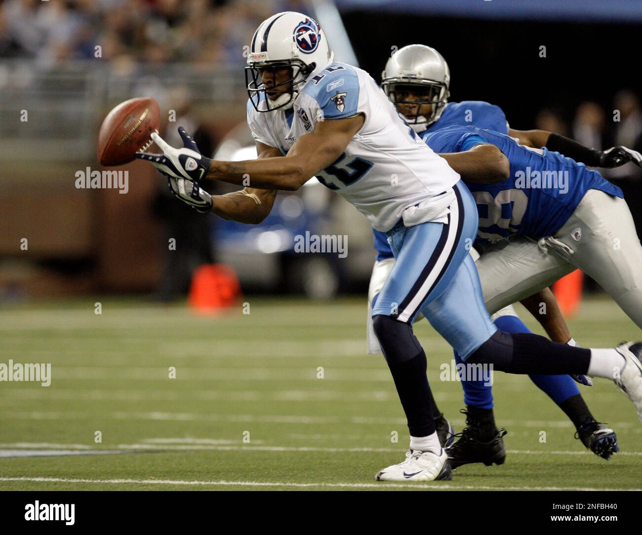 Tennessee Titans wide receiver Justin Gage (12) keeps his eye on a ...