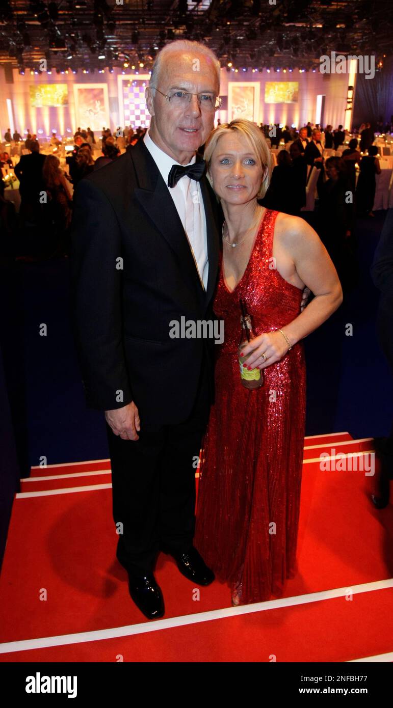 Franz Beckenbauer, links, und seine Frau Heidi am fruehen Freitagmorgen ...