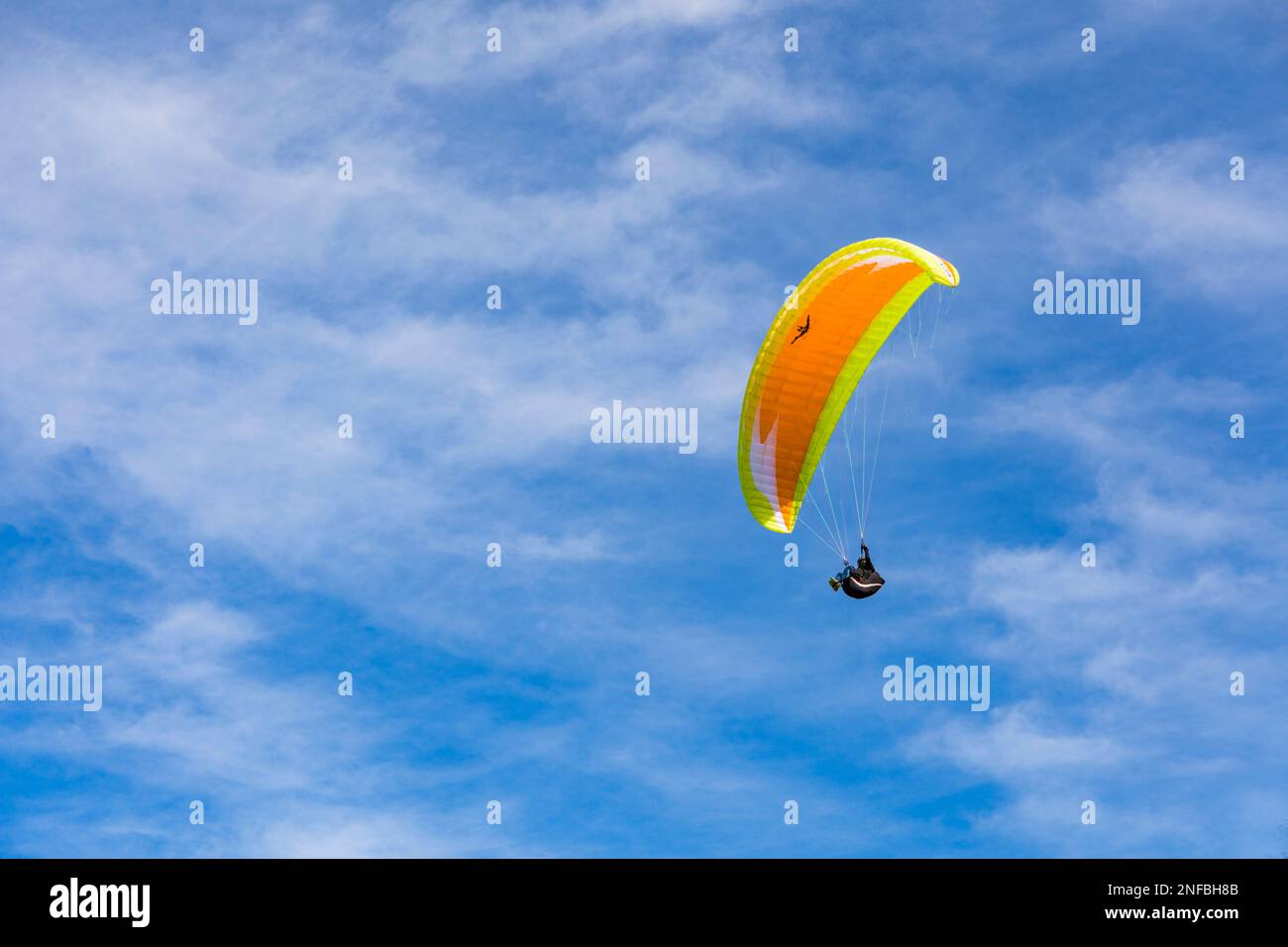 Parachute in flight hi-res stock photography and images - Alamy