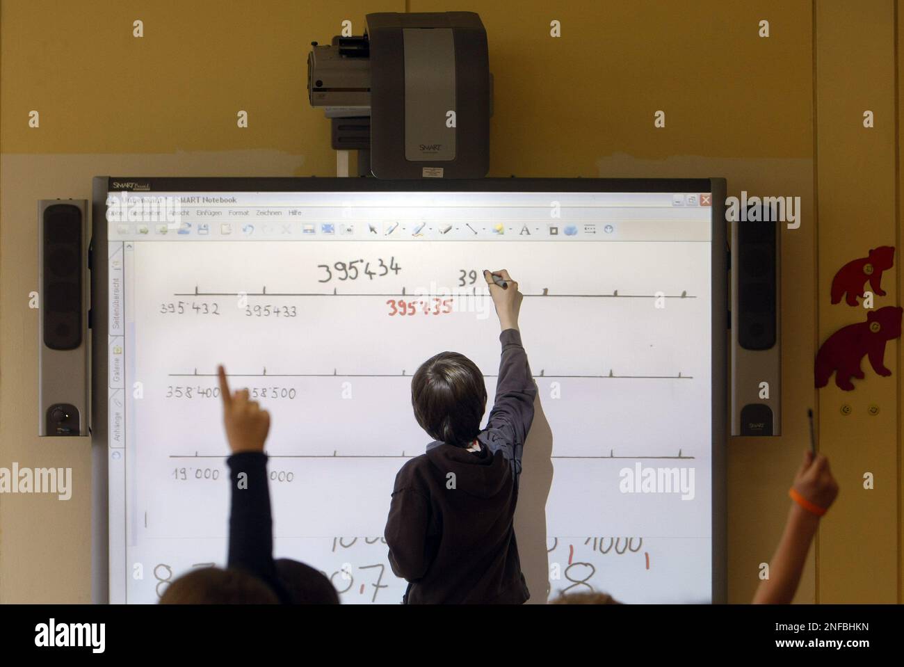 Ein Schueler der Grundschule an der Baeke bedient im Mathematik ...
