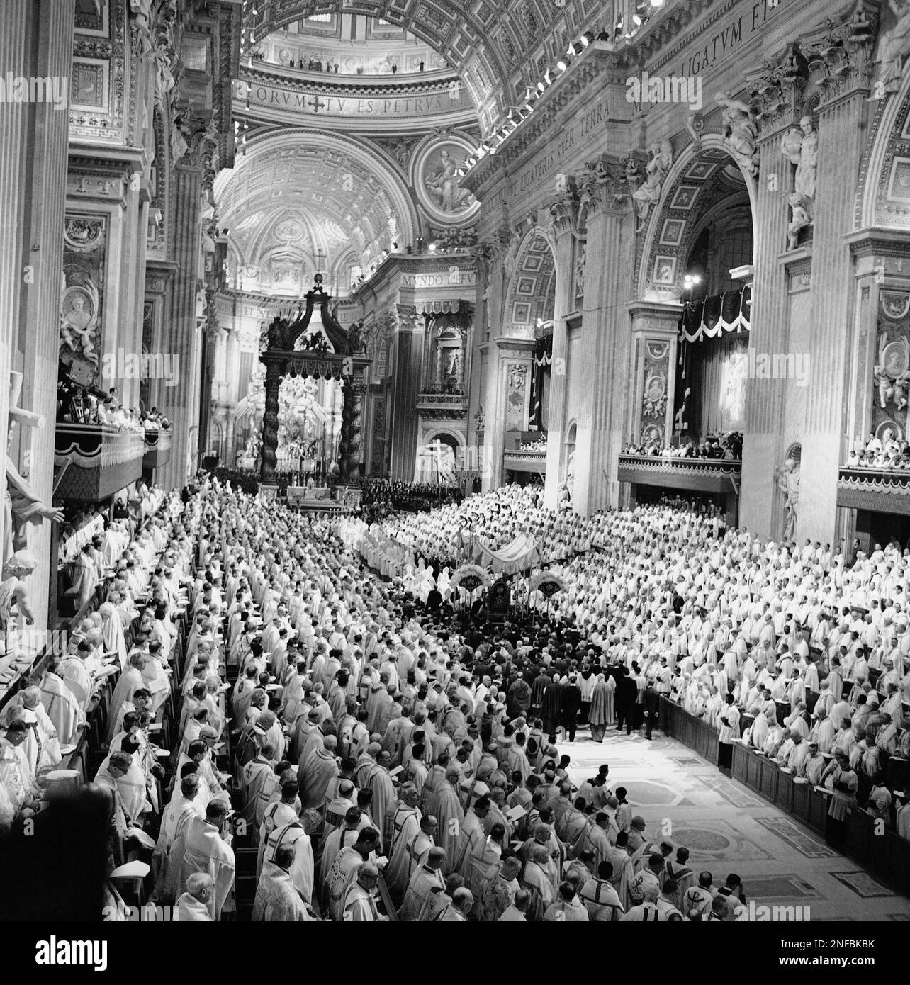 The portable throne of Pope John XXIII moves through aisle in St. Peter ...