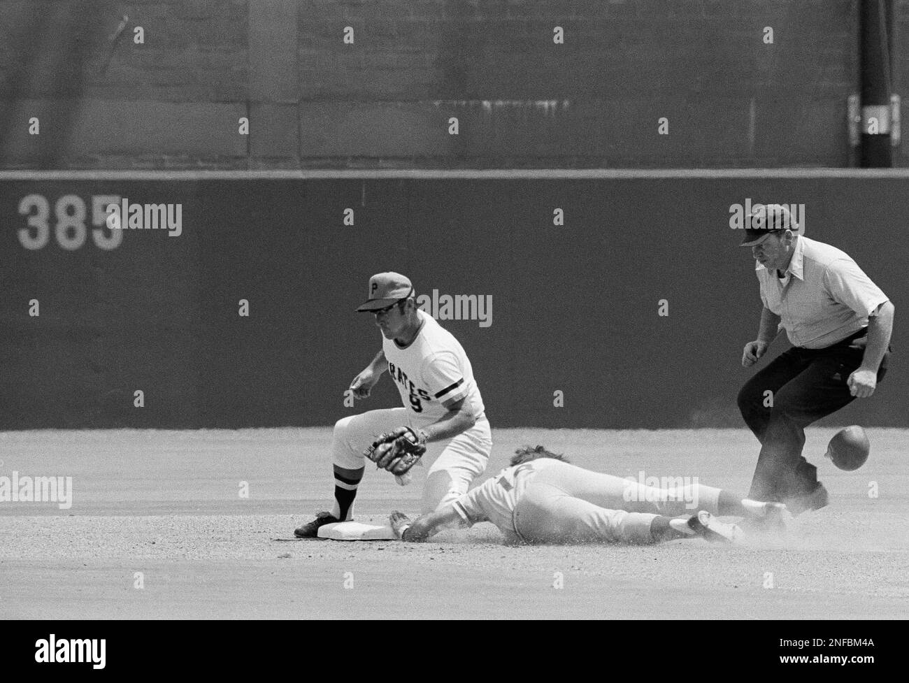 Cincinnati Reds left fielder Pete Rose (14) slides head first into ...