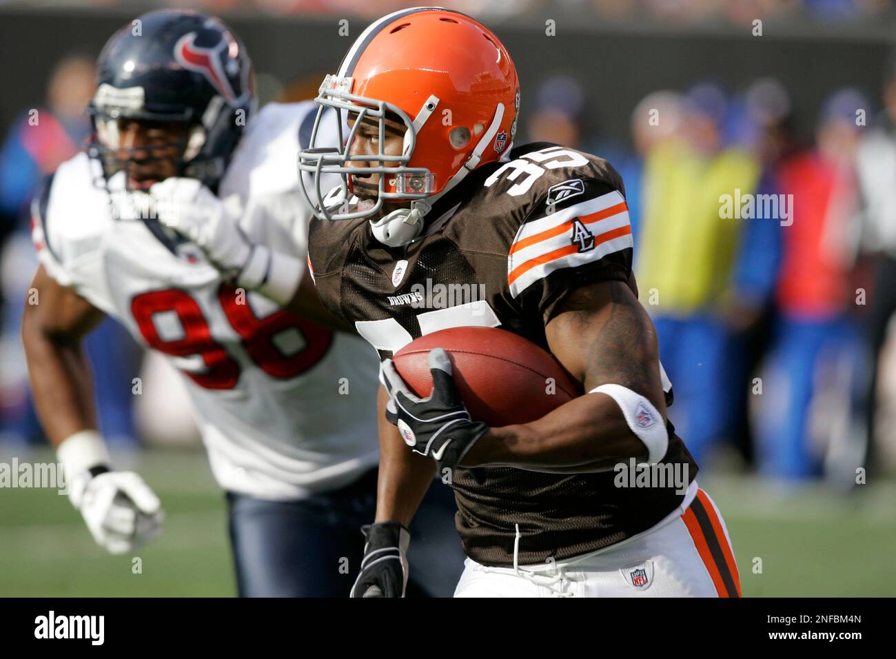 Cleveland Browns running back Jerome Harrison (35) runs against the ...
