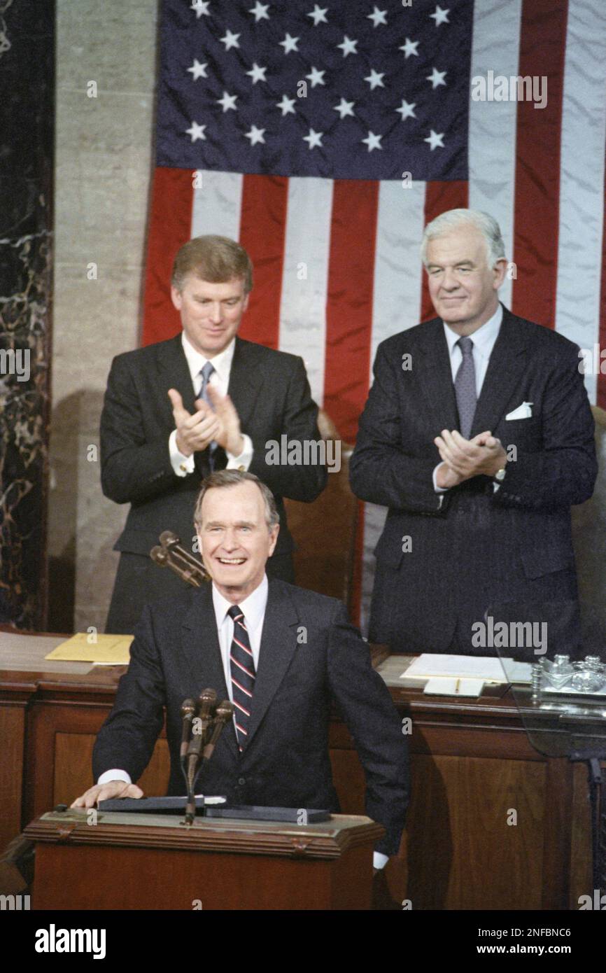 President George Bush receives applause from Vice President Dan Quayle ...