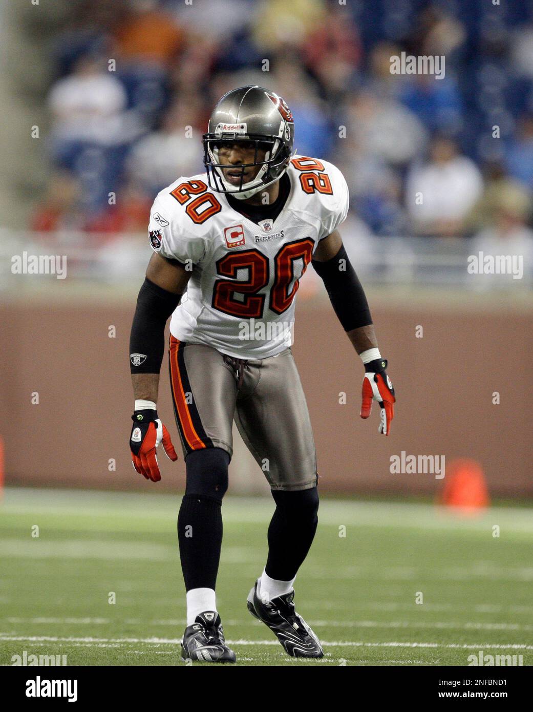 Tampa Bay Buccaneers cornerback Ronde Barber lines up against the ...