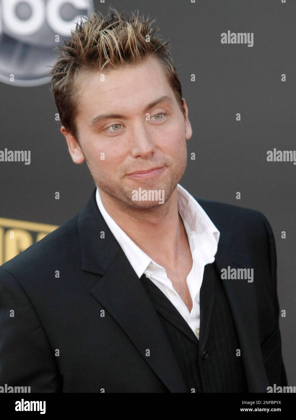 Singer and actor Lance Bass poses on the press line at the 2008 ...