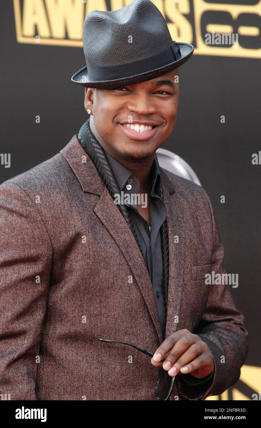 Singer Ne-Yo poses on the press line at the 2008 American Music Awards ...