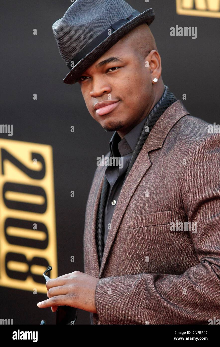 Singer Ne-Yo poses on the press line at the 2008 American Music Awards ...
