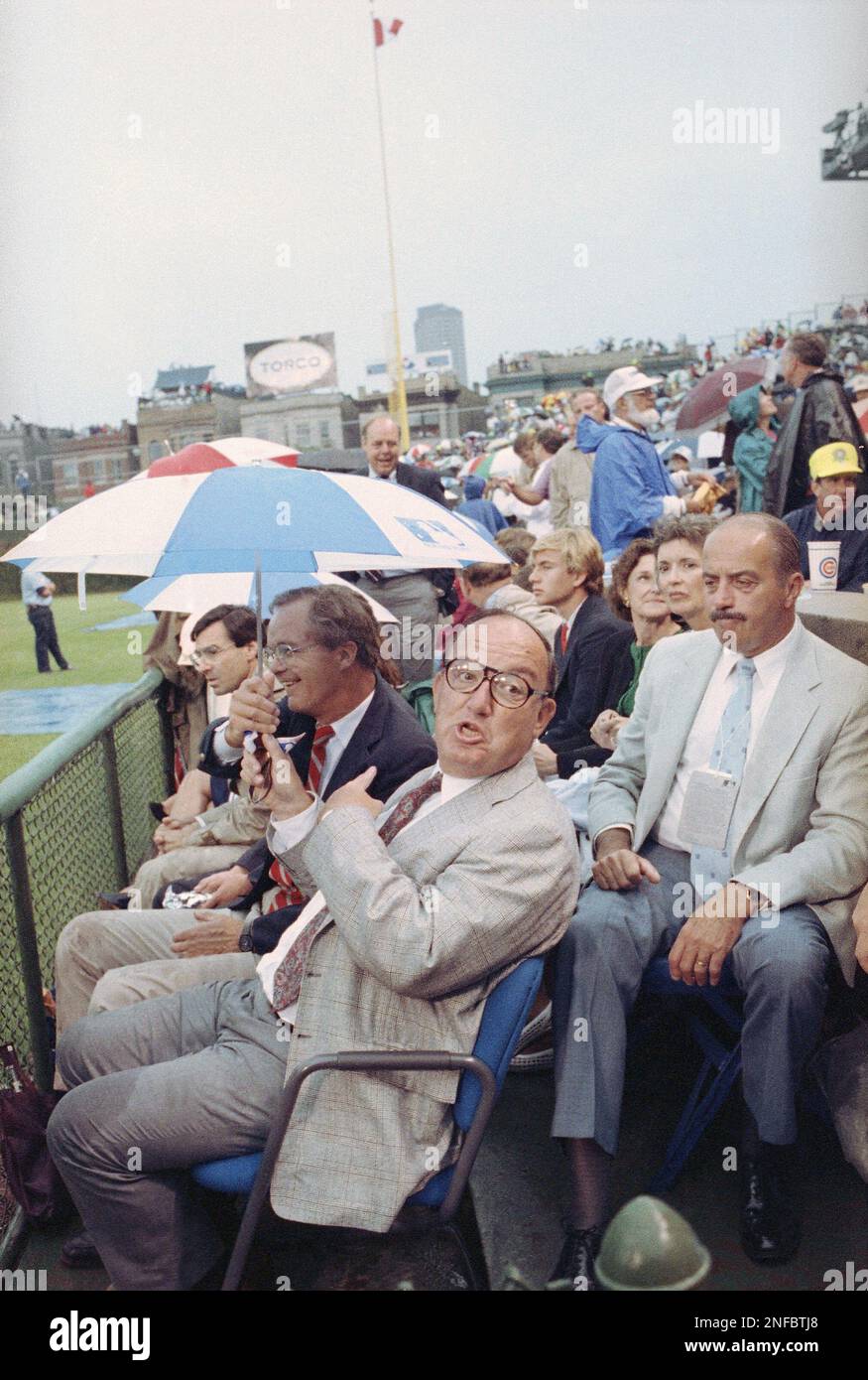 Baseball Commissioner Fay Vincent shares his umbrella with friends ...
