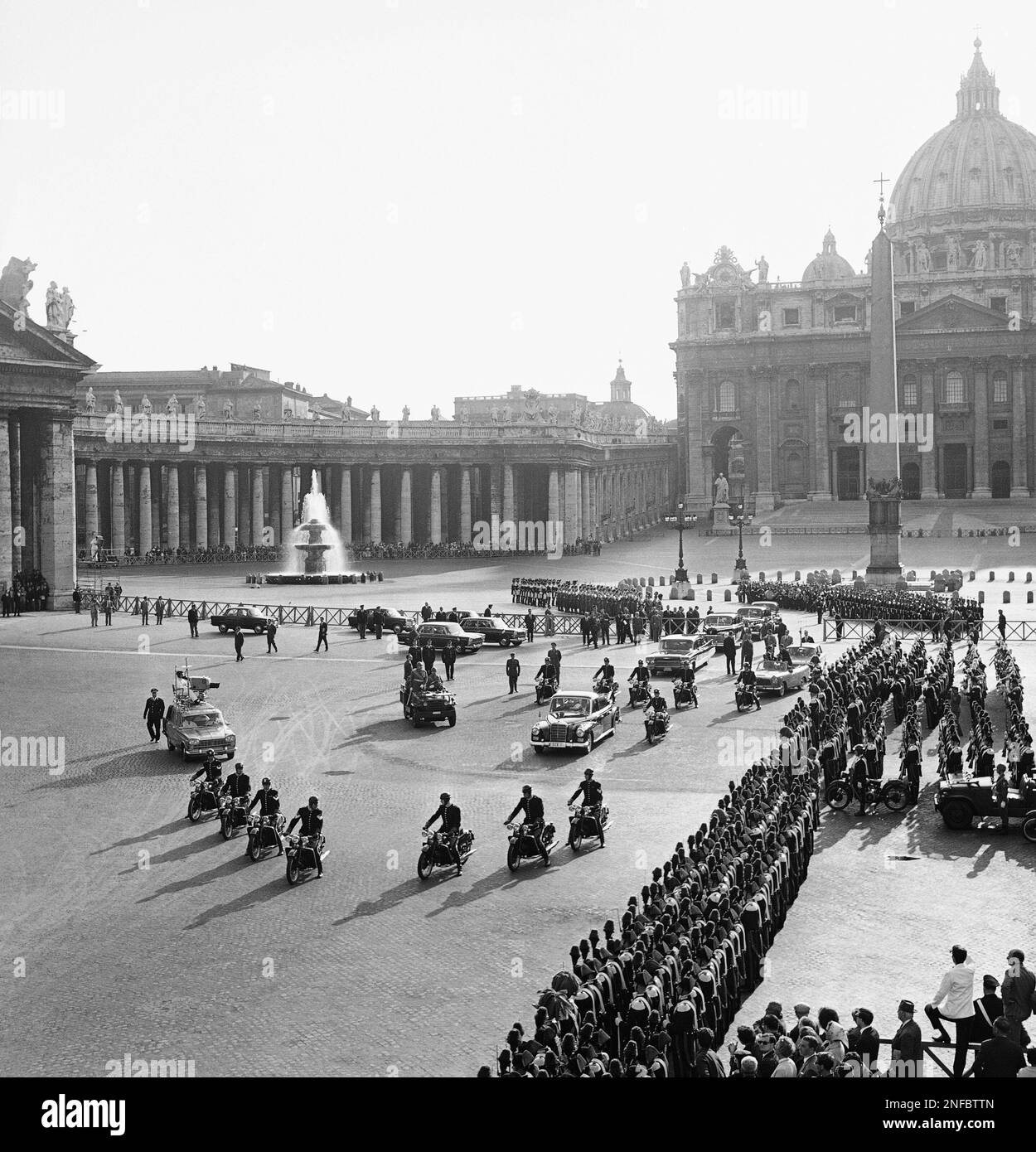 The papal motorcade, led by Pope John XXIII's car, which is escorted by ...