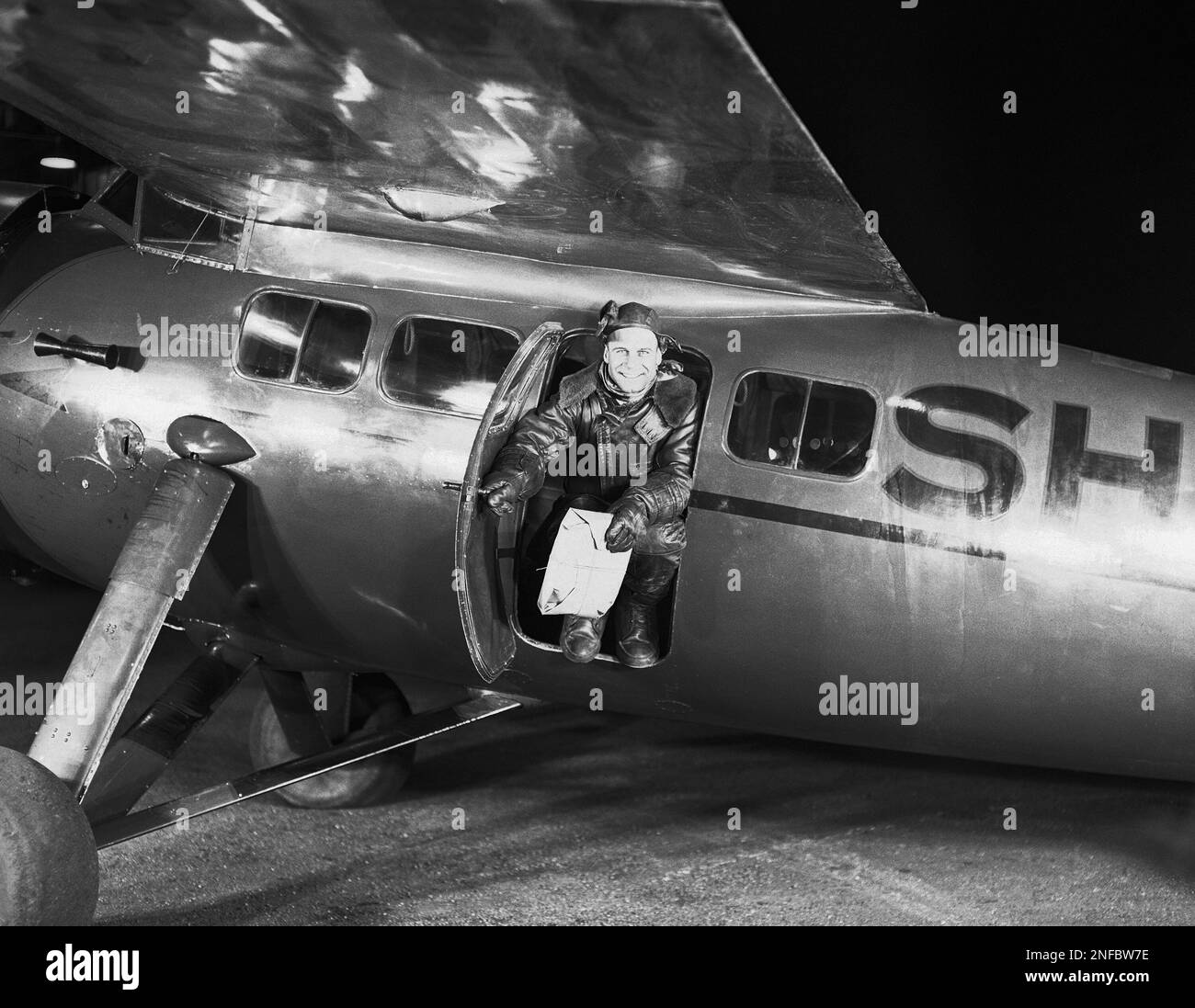 Major James H. Doolittle, flying in a plane of the Shell Oil company ...