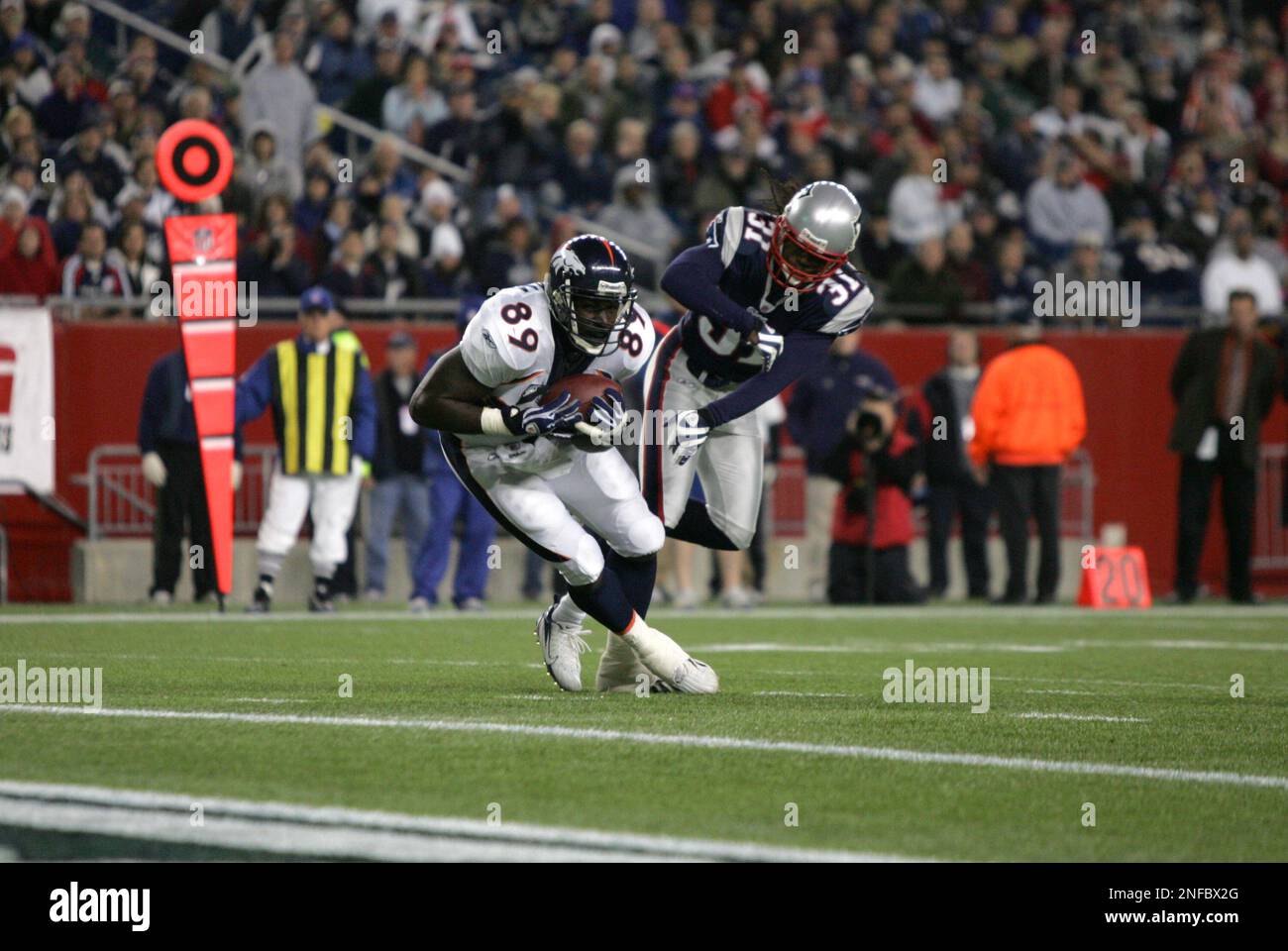 Denver Broncos tight end Daniel Graham (89)holds onto the ball in an ...