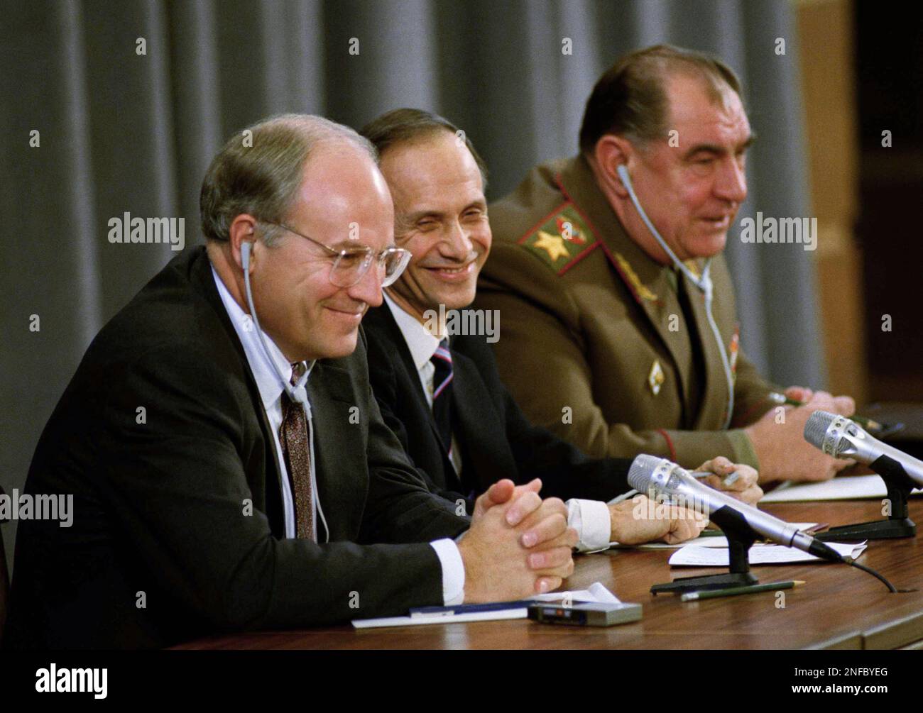 U.S. Defense Secretary Dick Cheney shares a funny remarks together with ...