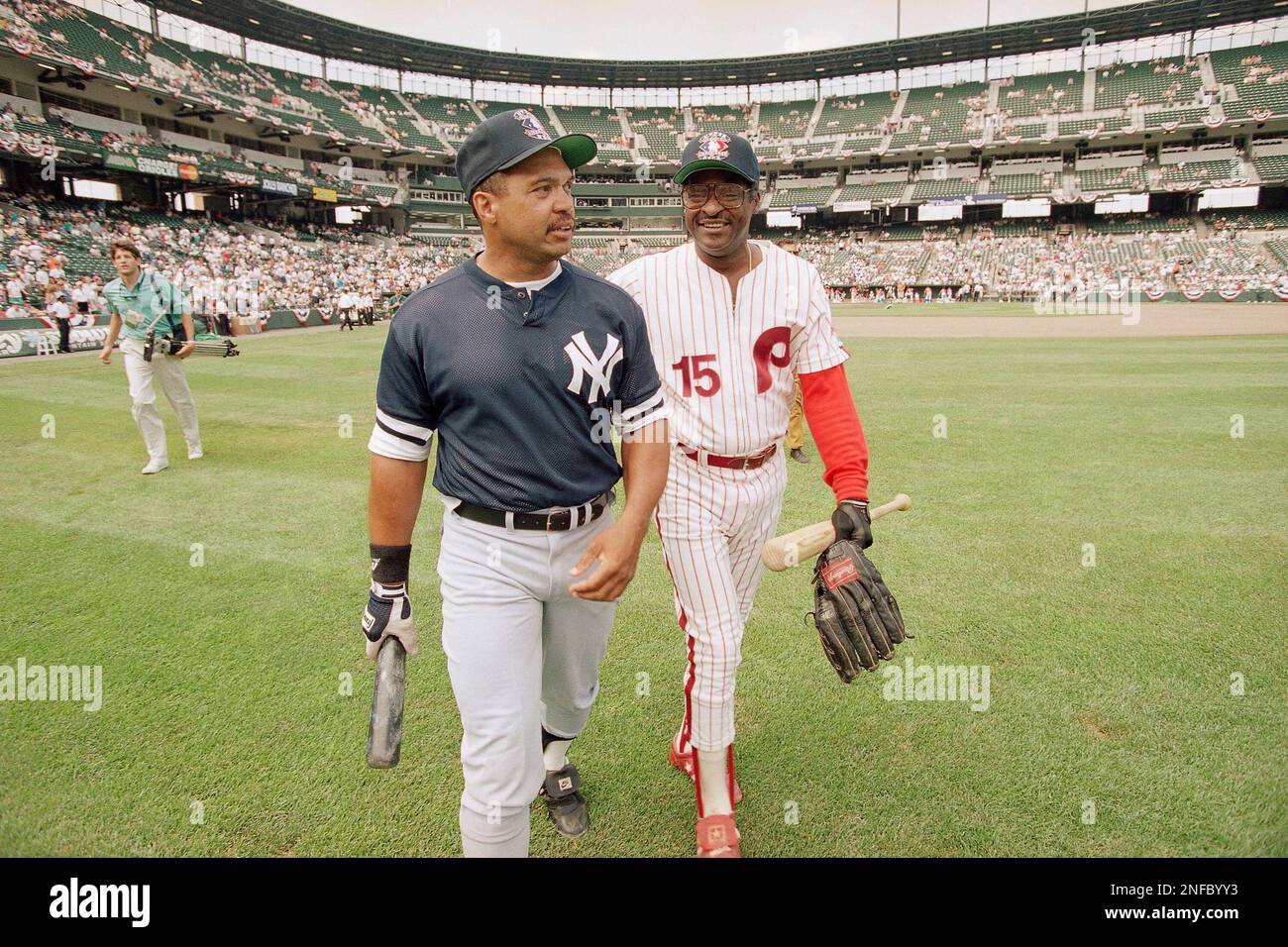 Baseball greats Reggie Jackson, left, and Dick Allen talk together ...
