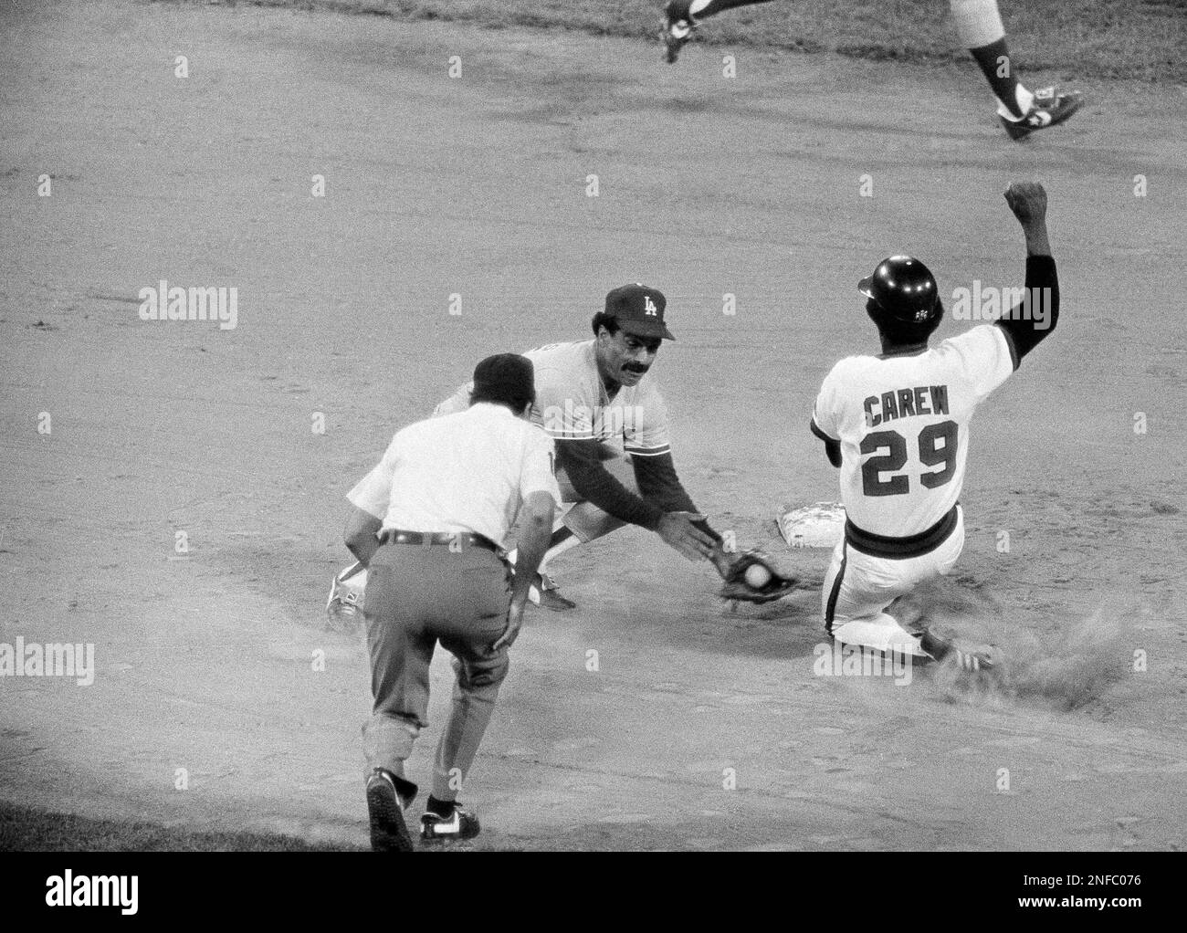 Los Angeles Dodgers second baseman Davey Lopes, left, applies tag to ...