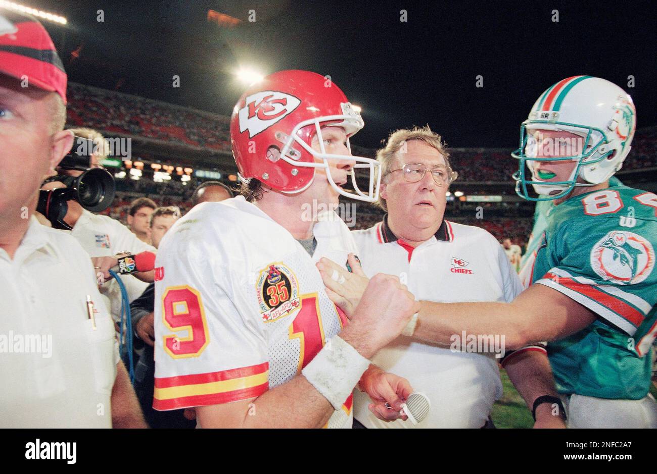 Miami Dolphin tight end Gregg Baty, right, consoles Kansas City Chiefs ...