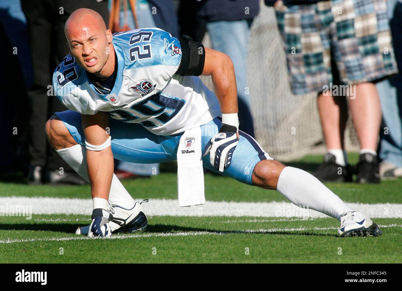 Tennessee Titans defensive back Chris Carr warms up prior to the start ...