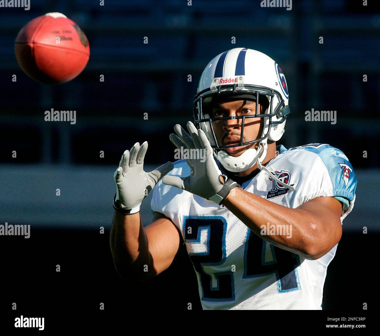 Tennessee Titans safety Chris Hope warms up prior to the start of a ...