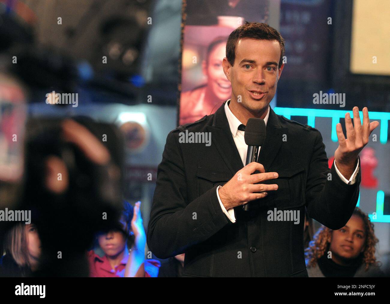 Former MTV VJ Carson Daly makes an appearance on MTV's TRL "Total ...