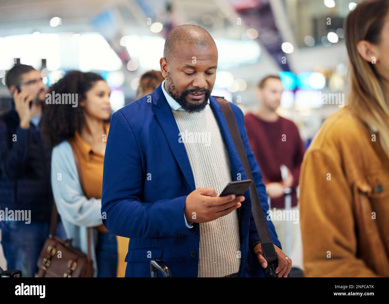 Immigration queue hi-res stock photography and images - Alamy