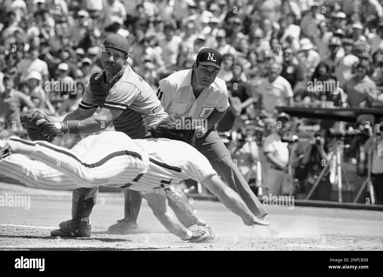 St. Louis Cardinals catcher Gene Tenace, left, looks haplessly at a ...