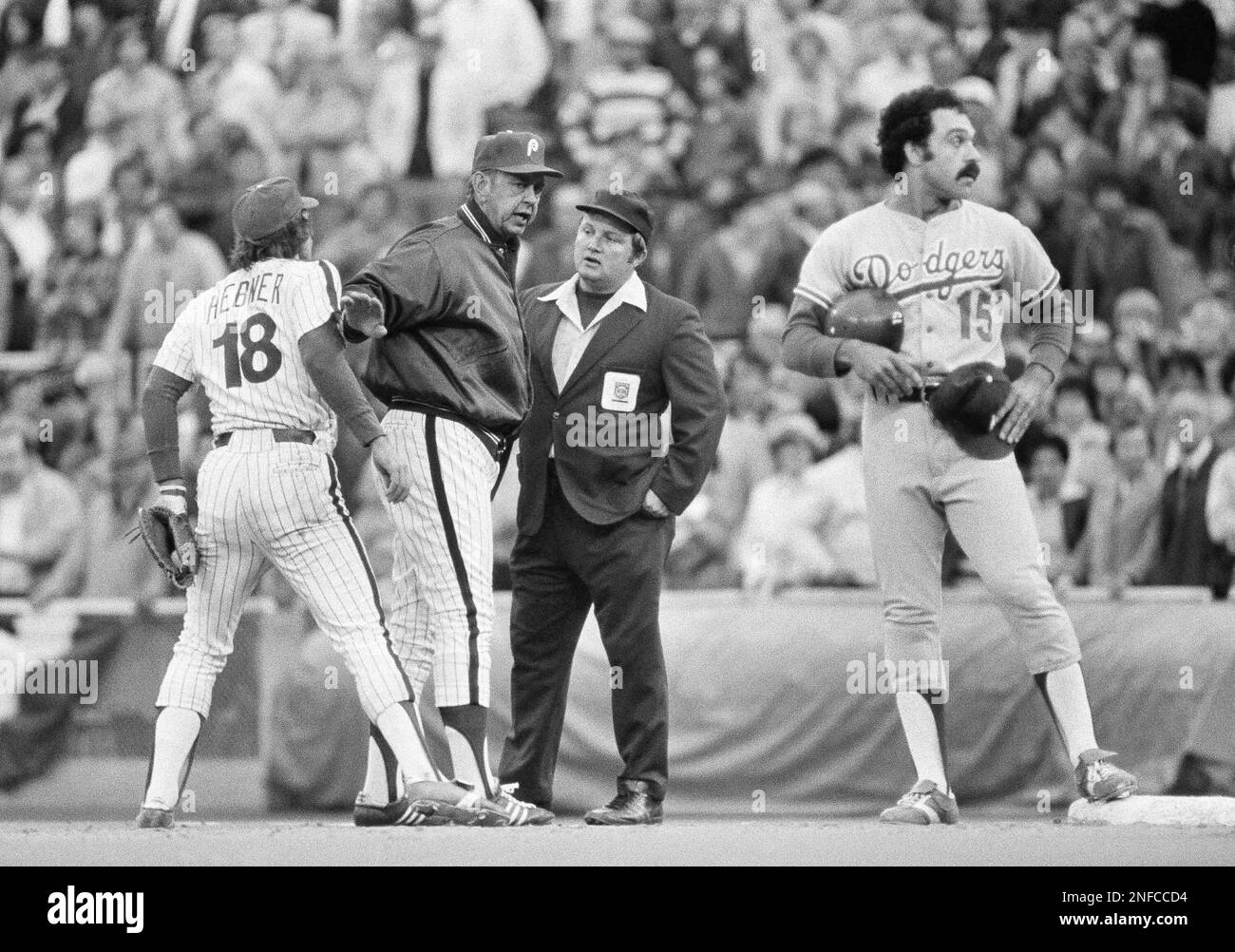 Los Angeles Dodgers Davey Lopes (15) stands on first base while ...