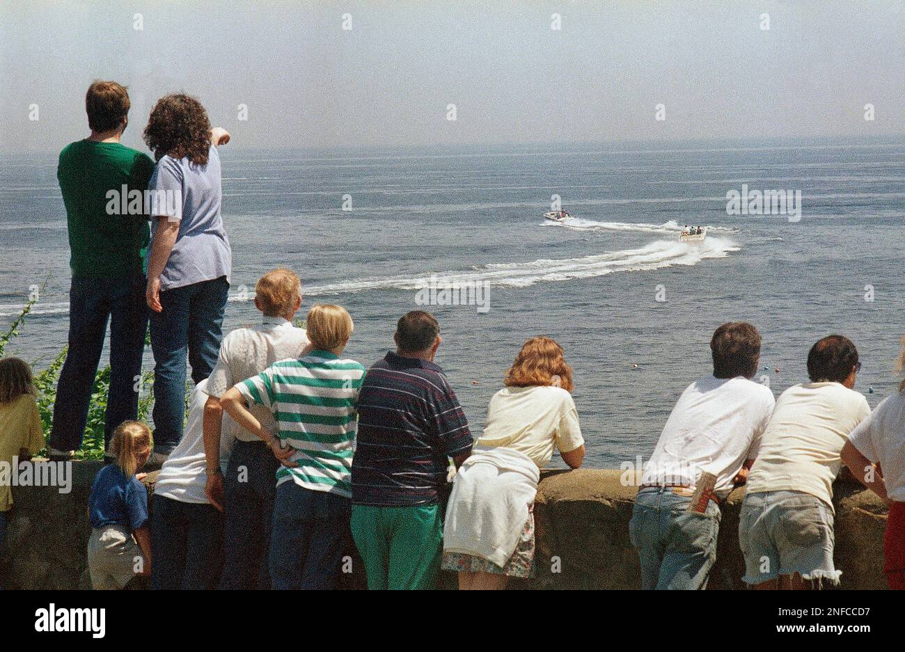 Sightseers gather near President George Bush's home in Kennebunkport ...