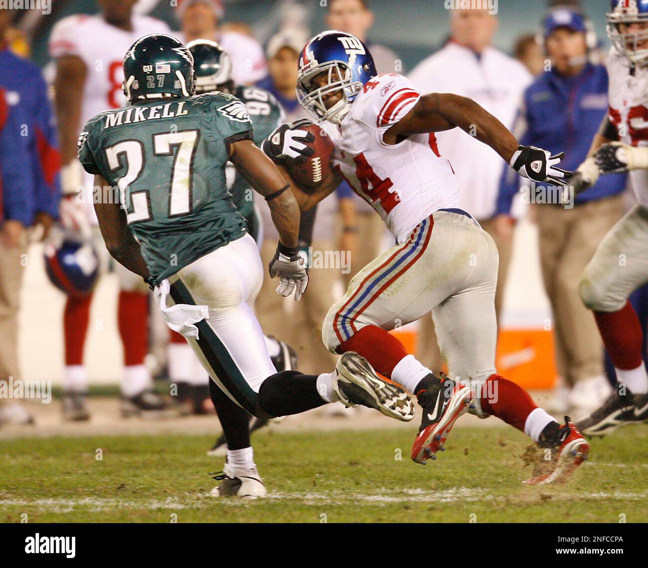 Philadelphia Eagles safety Quintin Mikell, left, eyes New York Giants ...