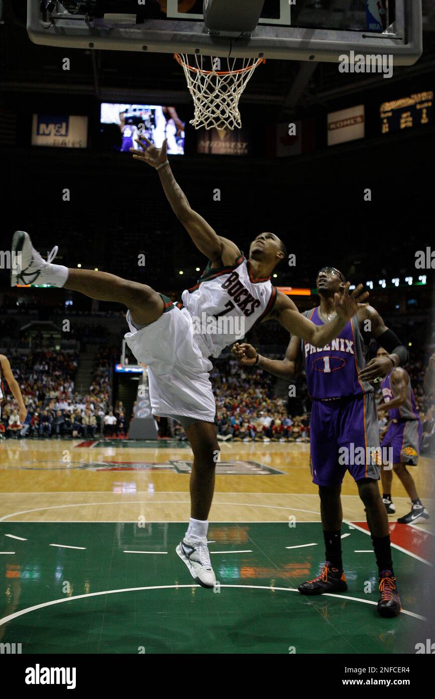 Milwaukee Bucks' Ramon Sessions (7) shoots past Phoenix Suns' Amare ...