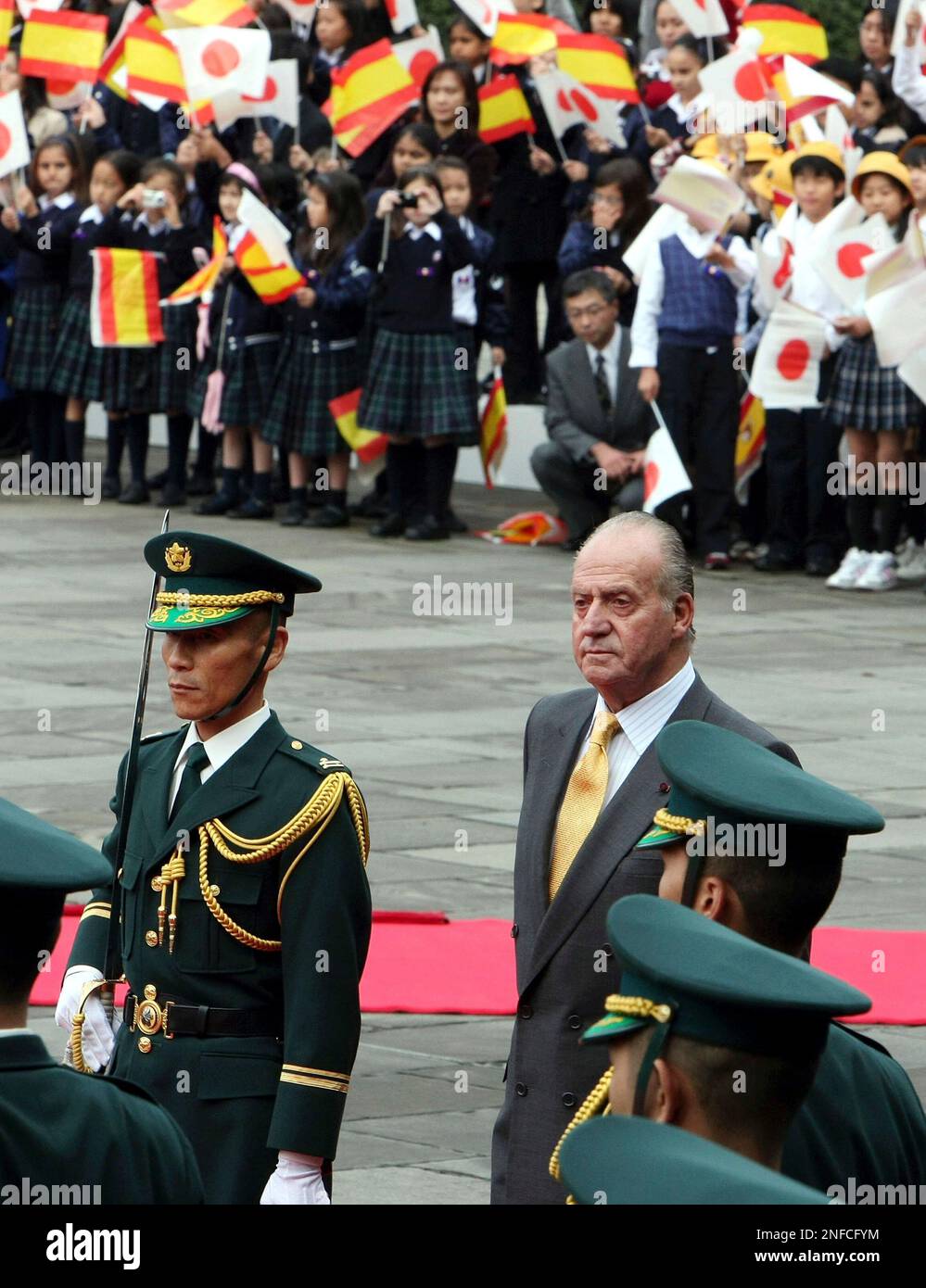 Spanish King Juan Carlos attends the welcome ceremony at the Imperial ...