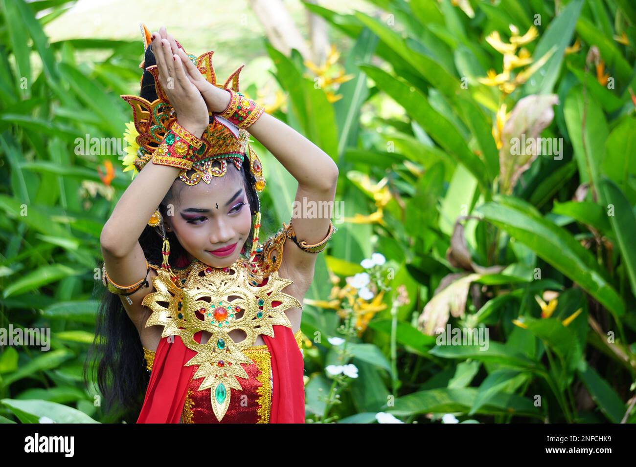 Indonesian traditional dancer with traditional clothes Stock Photo - Alamy