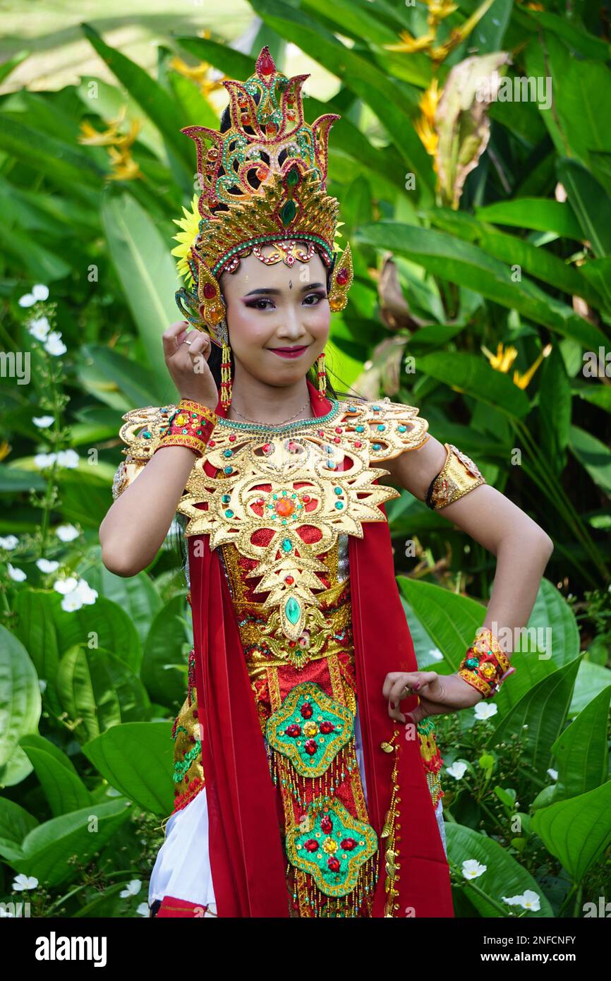 Indonesian traditional dancer with traditional clothes Stock Photo - Alamy