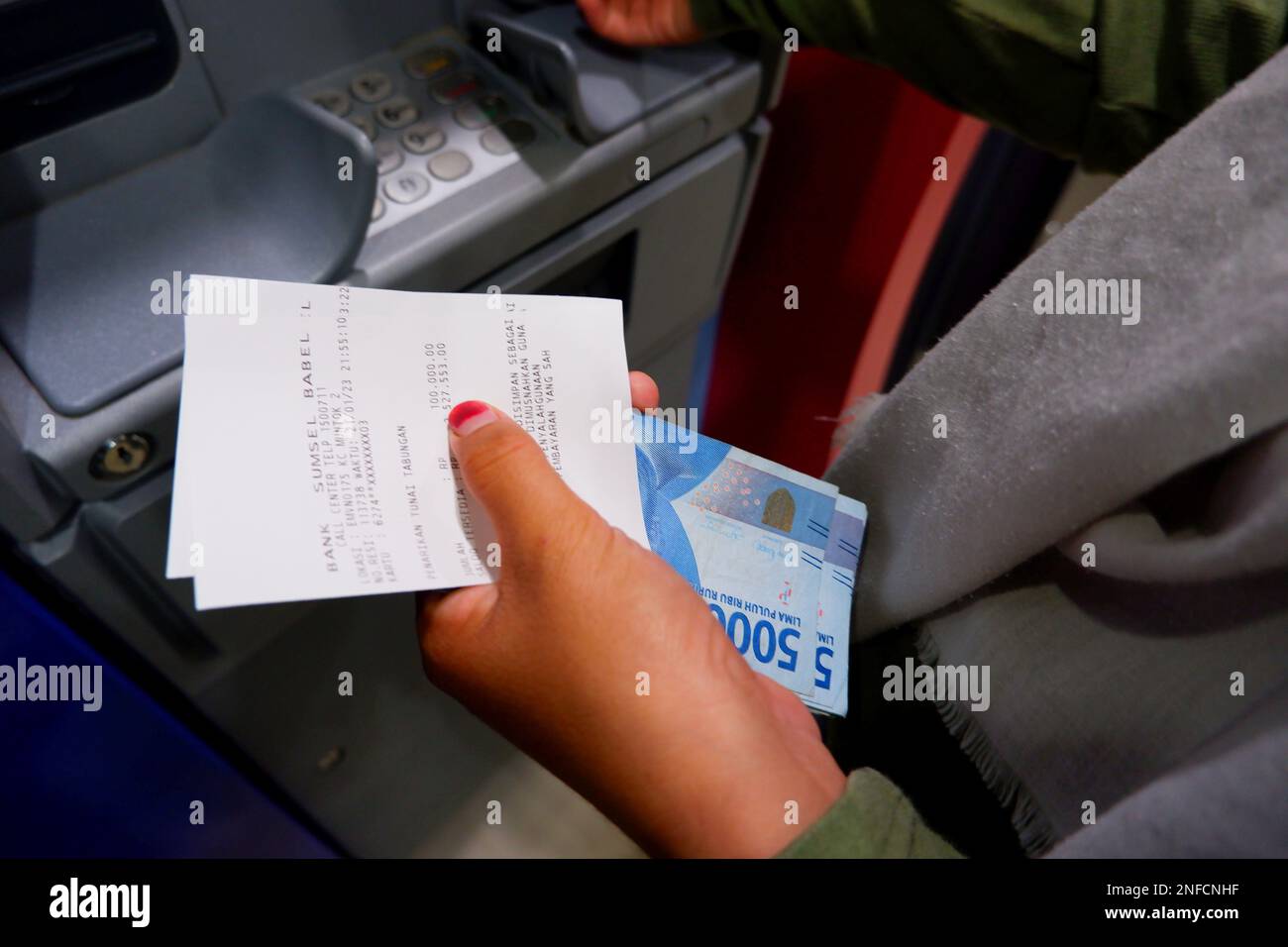 Womans hand holding money hi-res stock photography and images - Alamy