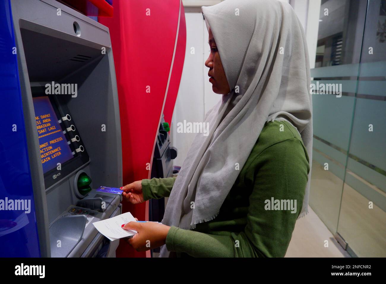 Vector illustration of a hand making a mobile payment hi-res stock photography and images - Alamy