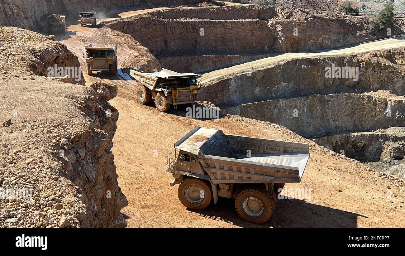 Drone photography construction workers hi-res stock photography and ...