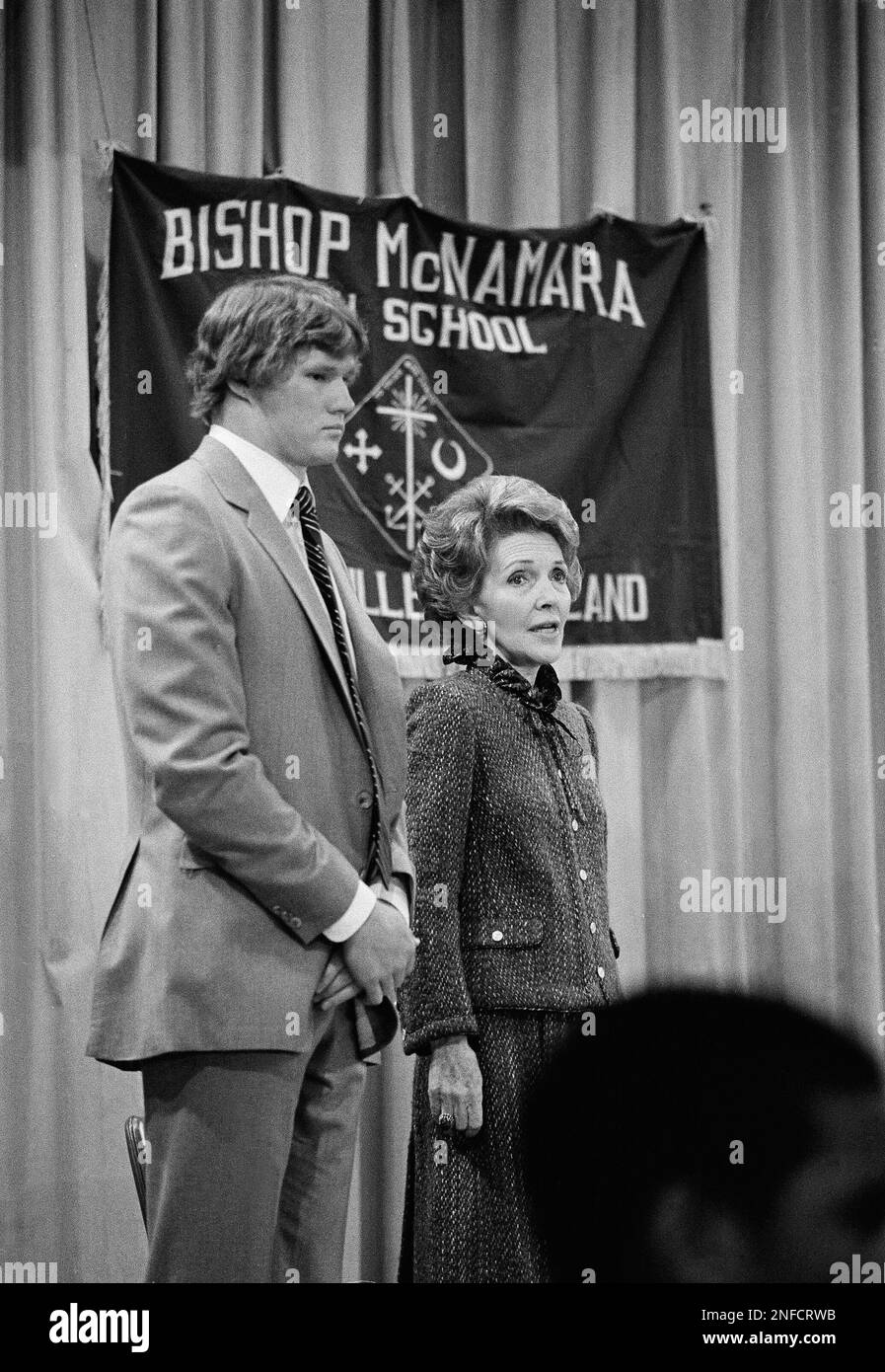 First lady Nancy Reagan and Washington Redskins defensive team captain ...