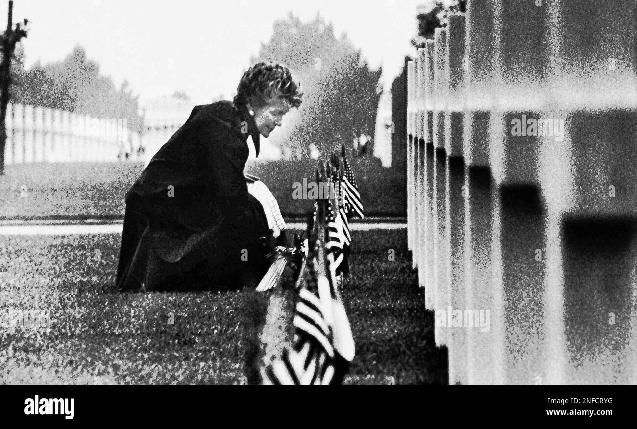 First Lady Nancy Reagan Places a wreath on the grave of American Red ...