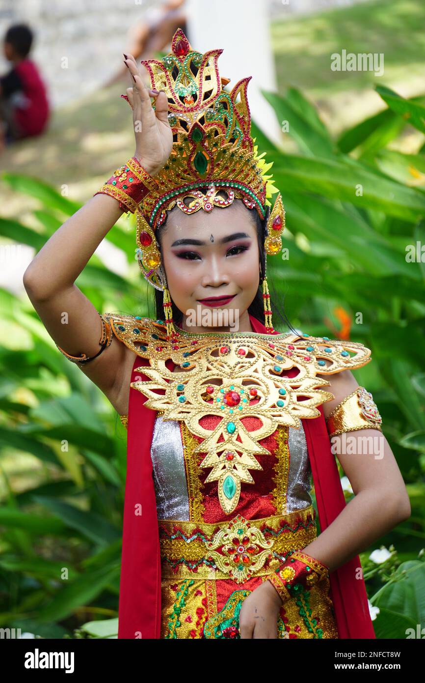 Indonesian traditional dancer with traditional clothes Stock Photo - Alamy