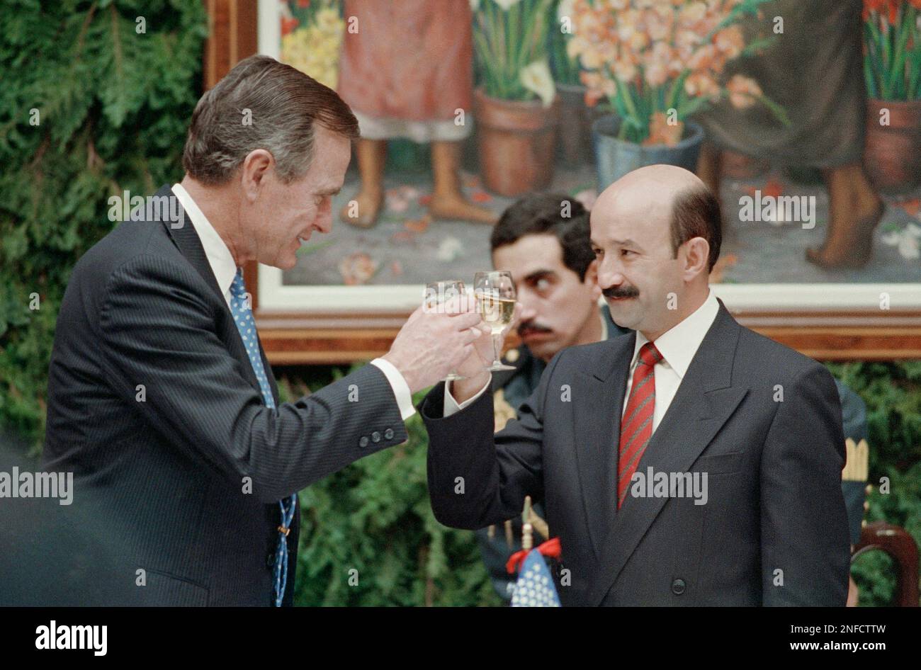 U.S. President George Bush and Carlos Salinas de Gortari toasting at ...