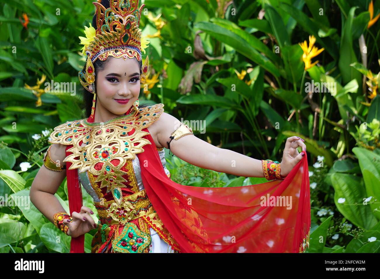 Indonesian traditional dancer with traditional clothes Stock Photo - Alamy