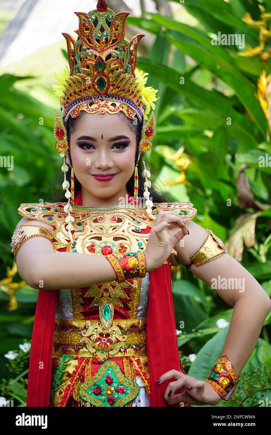 Indonesian traditional dancer with traditional clothes Stock Photo - Alamy
