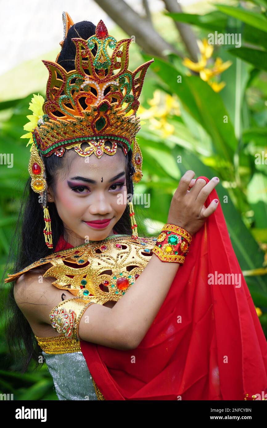 Indonesian traditional dancer with traditional clothes Stock Photo - Alamy