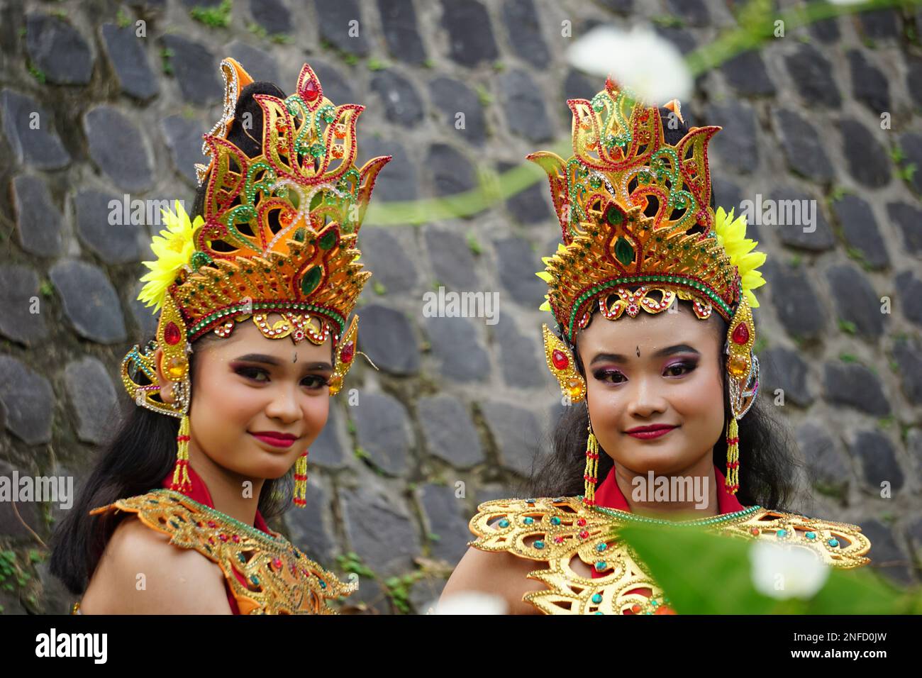 Indonesian traditional dancer with traditional clothes Stock Photo - Alamy